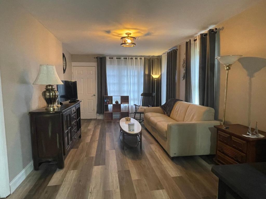 Cheerful two bedroom bungalow near Mountain Creek, West Milford ...