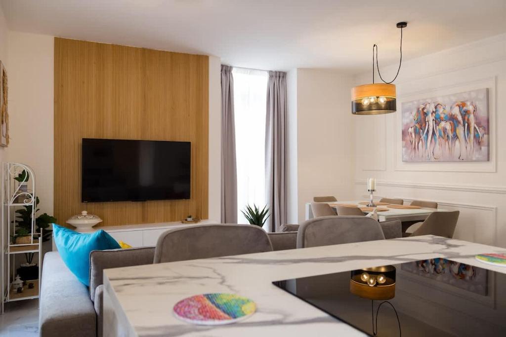 Designer Apt Maltese Balcony Steps Away From Sea, Gżira (nove cijene za ...