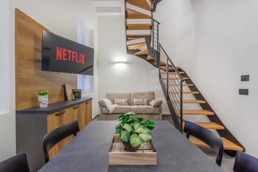 Stylish Loft with Private Garage near Ghirlandina, Modena (harga ...