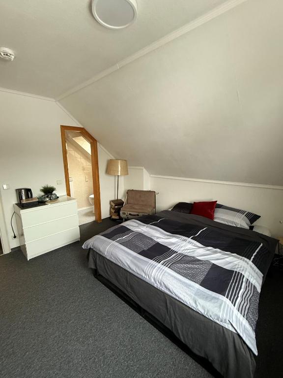 1 Bedroom with small bath - Perfect for long distance travel stop ...