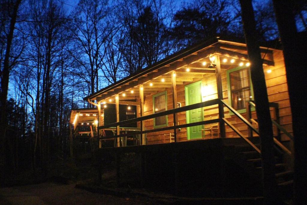 OH DEER Studio Wooded Twin Cabin HotTub TV Wifi، سيفيرفيل (أسعار محدثة ...