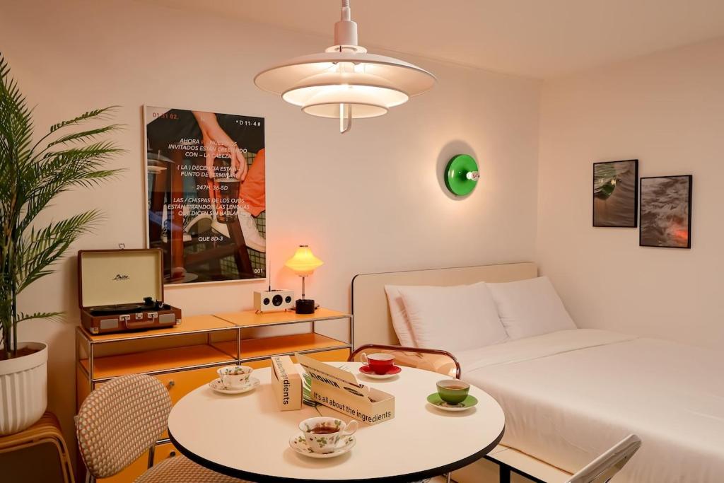 Hip Mangwon Stay in Seoul Hongdea Mangwon World Cup Market 1 minute ...