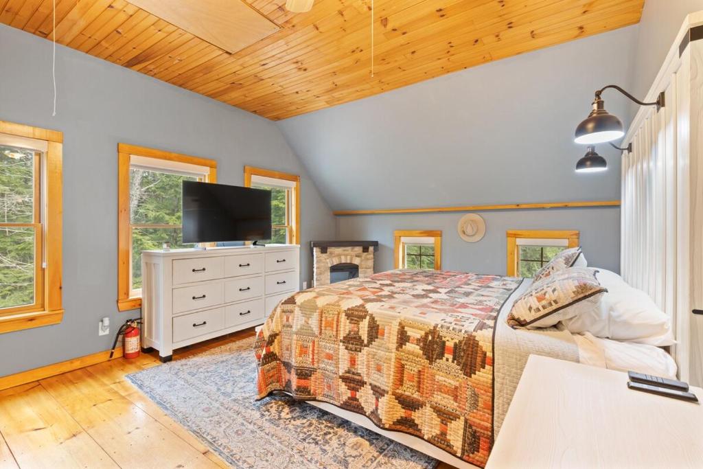 Big Red Cottage with Overflow Unit Near Sunapee and New London, New ...