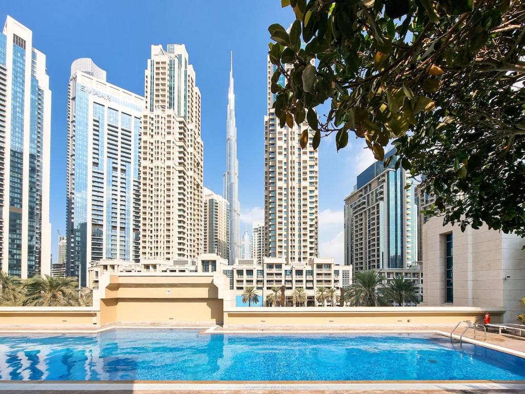 New 1BR Burj View Infinity Pool 5min Dubai mall, Dubai (preços ...