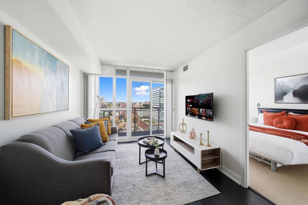 Modern City Place Retreat Steps to CN Tower & Lake, Toronto (aktualne ...