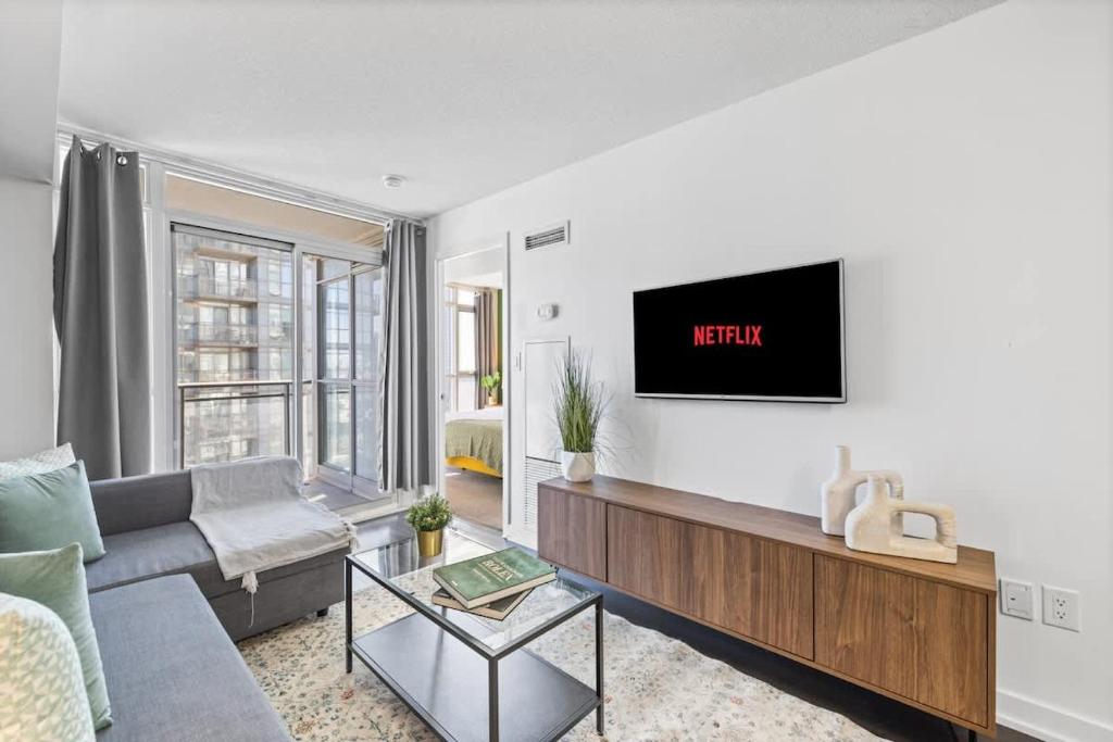 Skyline King Suite Sleeps 5 Steps to CN Tower, Toronto (2026 ...