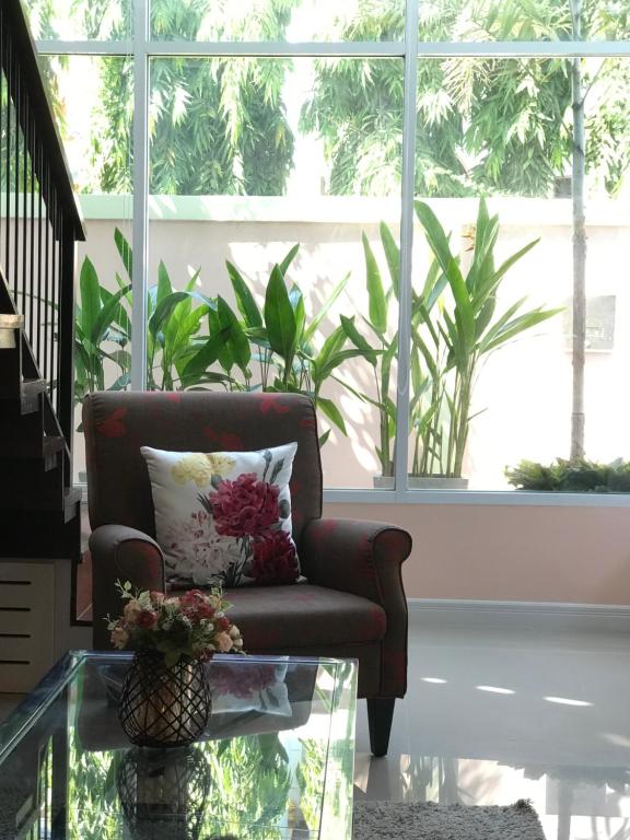 Ban Khlong Samrong的Cozy and Convenient Bangna House（2026 年最新房價）