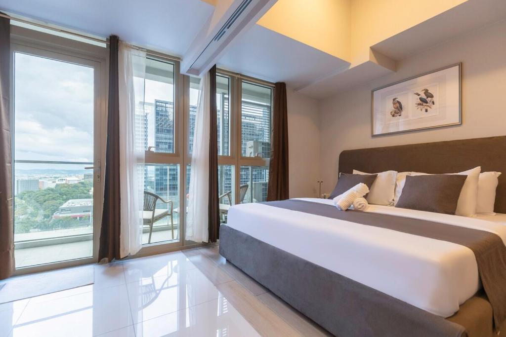 CozyBGCCondoKing BedFast WiFiSteps fromUptownMall, Manila (prezzi ...