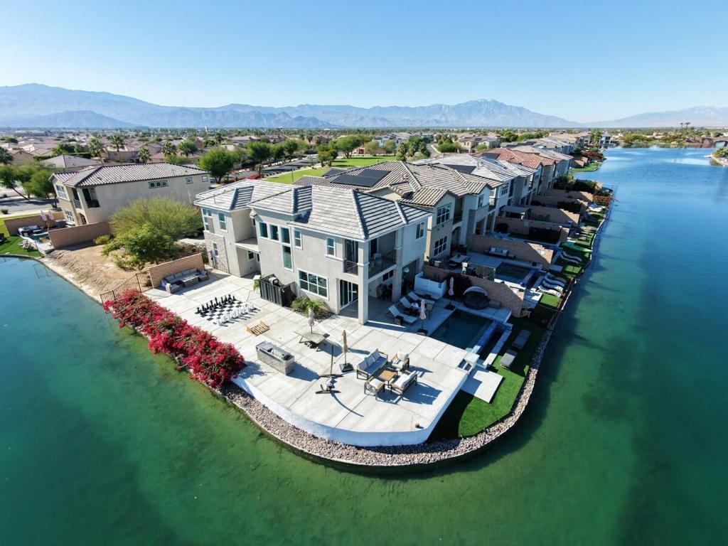 Lakefront Escape Heated Spool, Game Loft & More، إنديو (أسعار محدثة ...