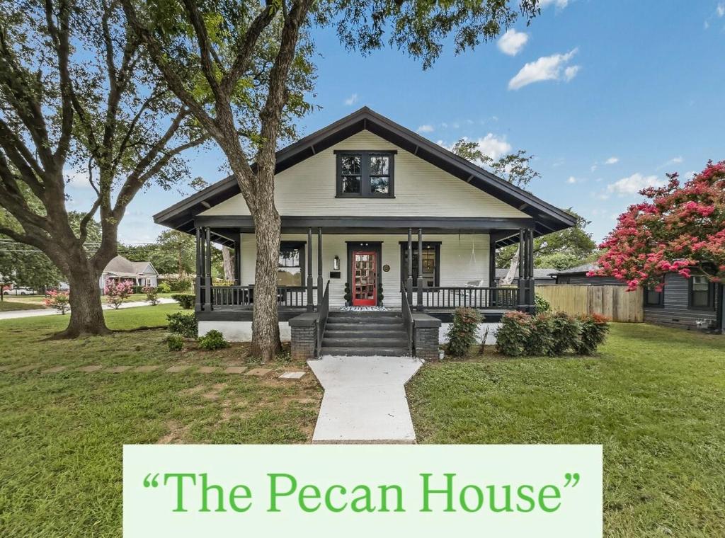 4 min to AT&T & Rangers Stadium, Close to Airport, Sauna, Gym, Pool ...