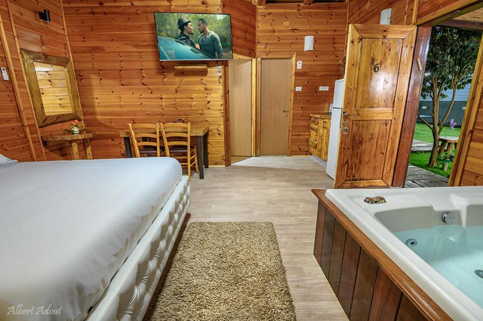 צימרו בקתות העץ של מרו, Nof Kinneret (harga dikemas kini 2026)