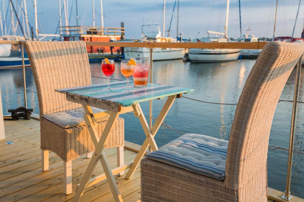 Ferienhaus auf dem Wasser - Hausboot Antje Frieda, Fehmarn ...