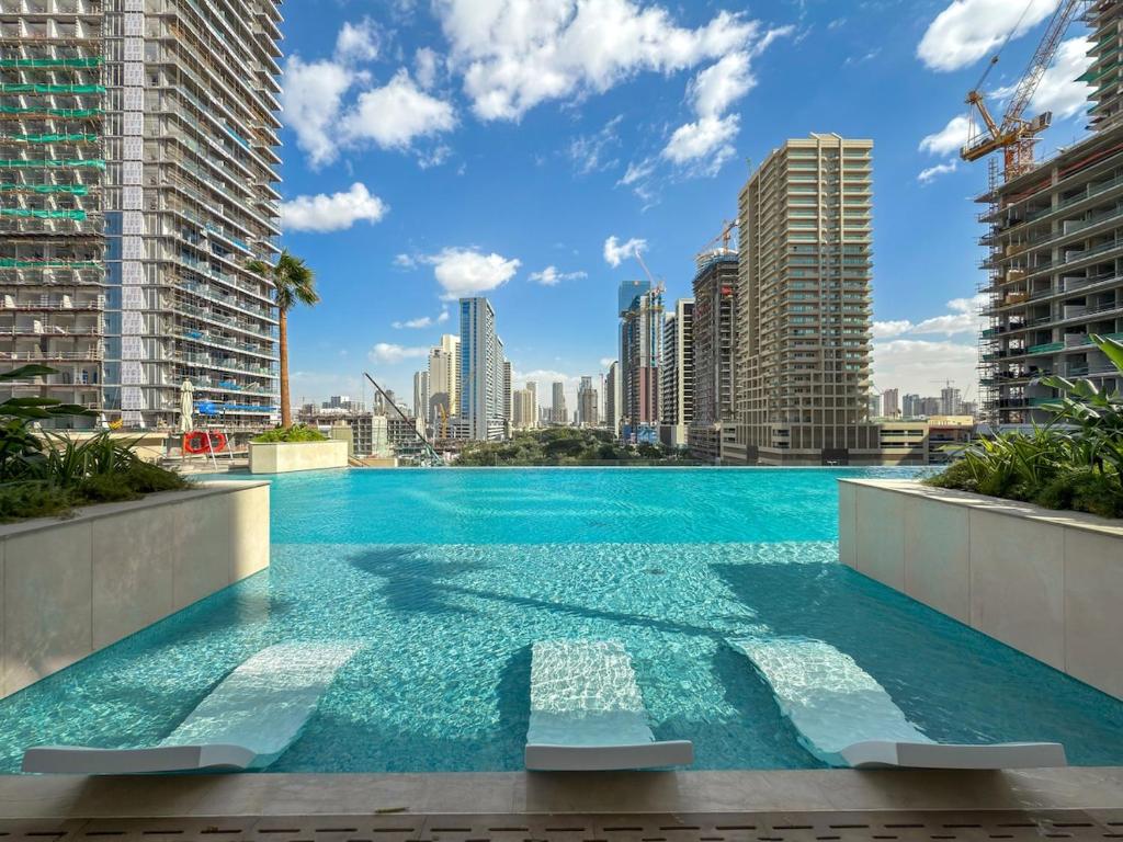 Chic 1BR Retreat with Private Pool and Balcony in JVC, Dubái (precios ...