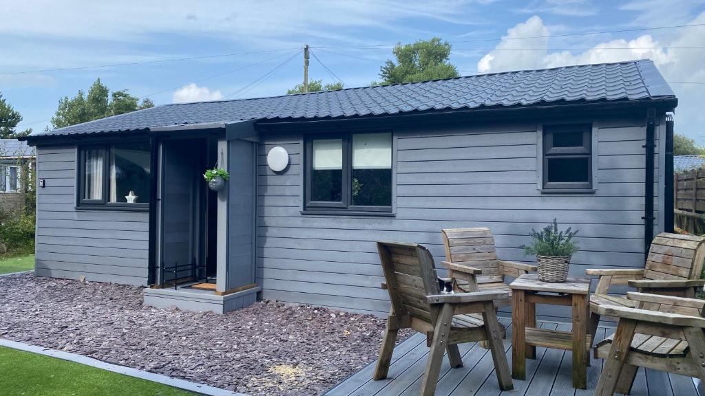 2 bedroom modern cabin near snowdonia national park, Llanwnda (preços ...