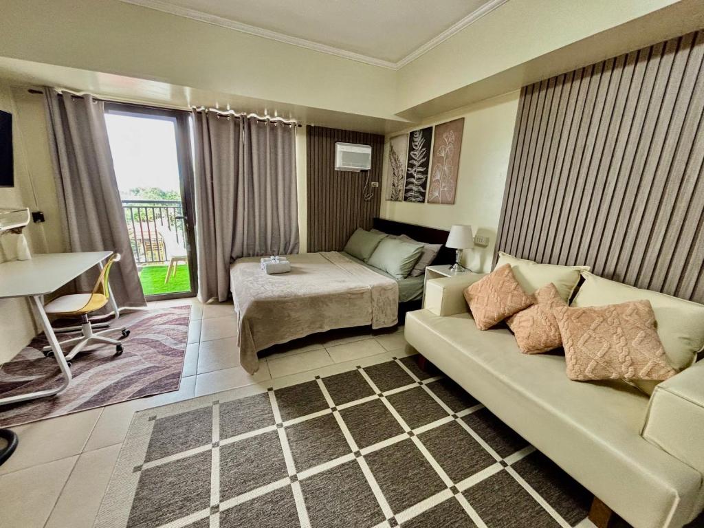 Minimalist Suite with Balcony at Serin West Tagaytay, Tagaytay ...