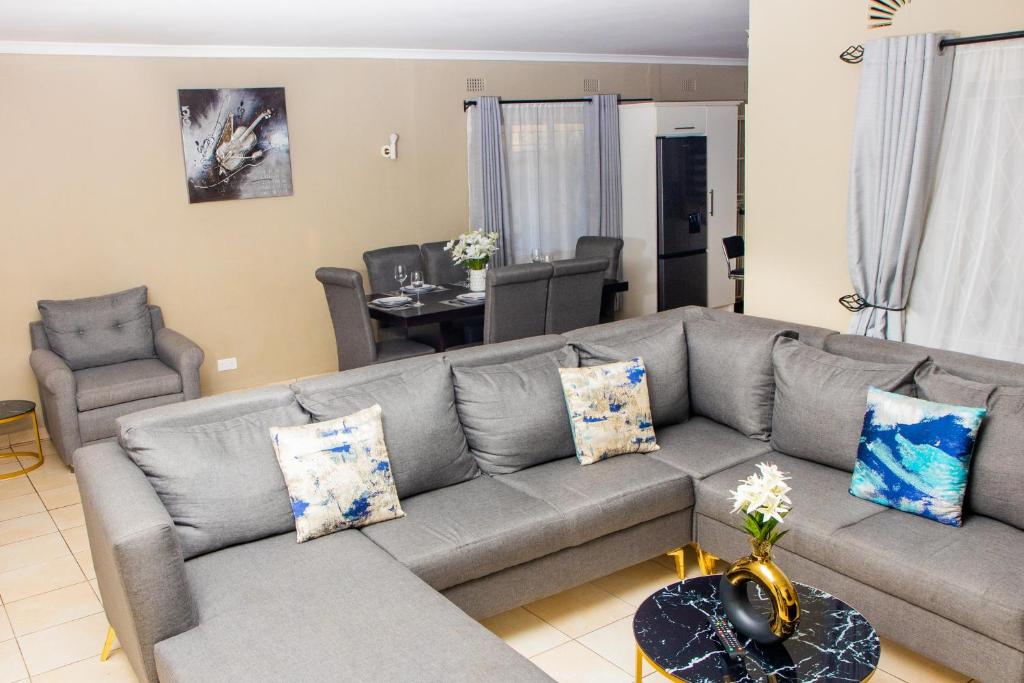 3 bed with ensuite Solar backup WIFI close to shops, Harare (preços ...