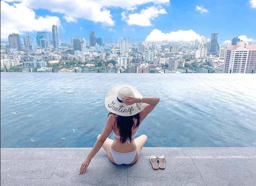 Next to the subway, Huaikhwangs most beautiful infinity pool apartment ...