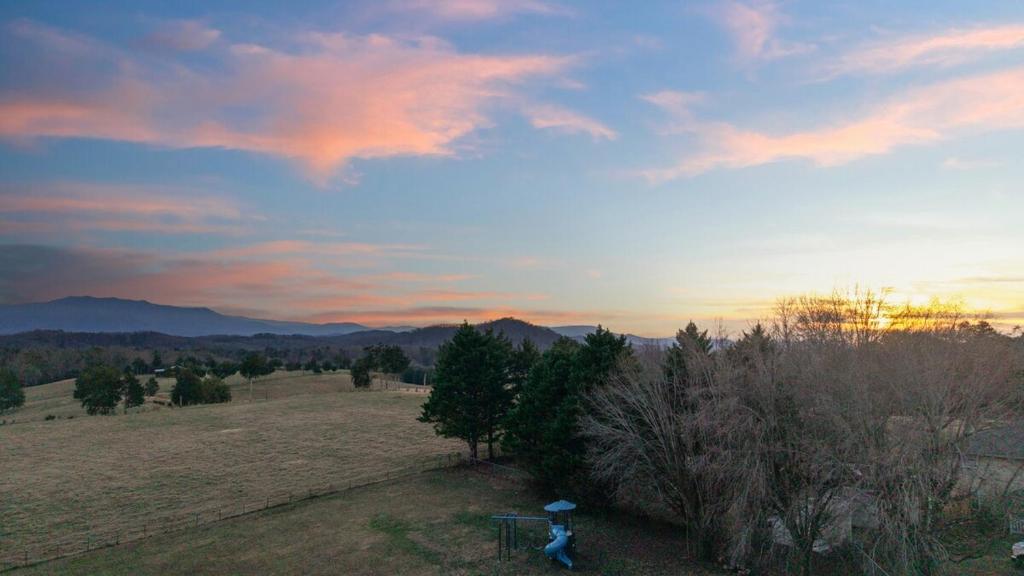 Luxe Mtn Oasis with Views - Hot Tub & Fire Pit, Sevierville (prisene ...