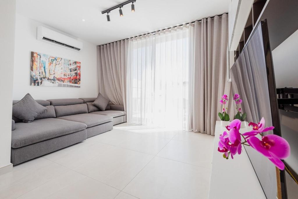 Stylish Sea-View Penthouse in the Heart of Sliema, Sliema (2026 güncel ...