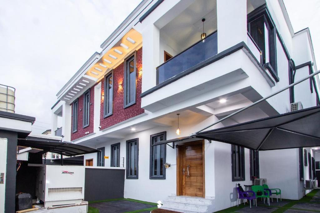 Cozy 4 Bedroom Family Duplex in Lekki, PS5, Smart TVs, Snooker, Lekis ...