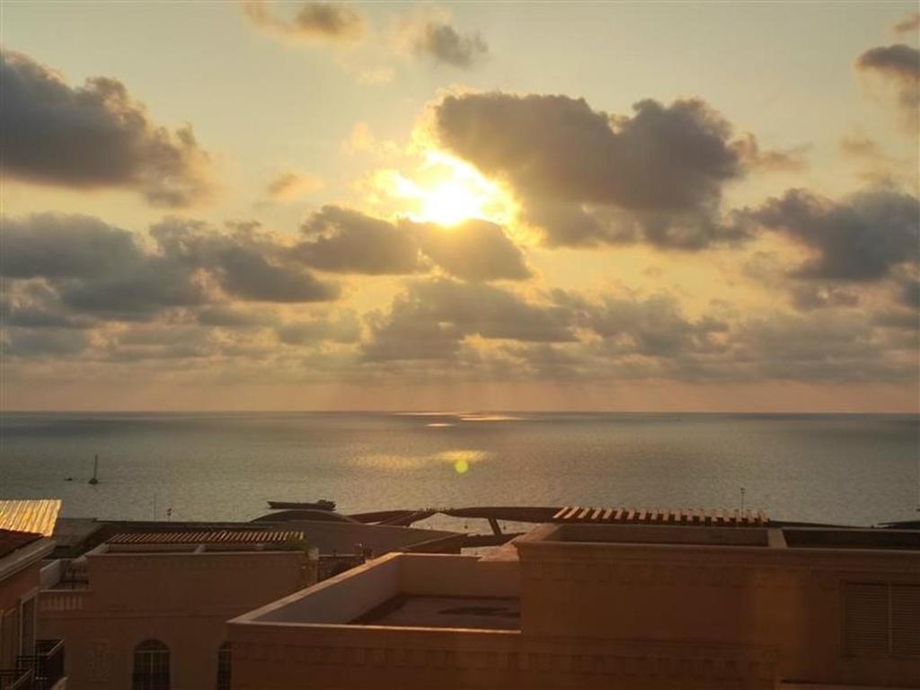 Sunset Town apartment with ocean view, fireworks, Phú Quốc ...