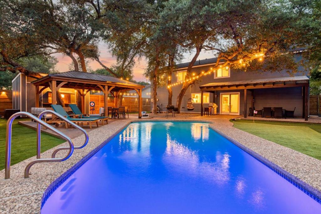 Lone Star Luxe - Heated Pool - Game room - Mini-Golf & Bar, Round Rock ...