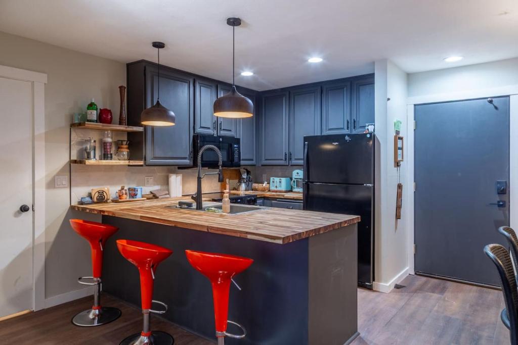 Ski In Canyon Lodge Modern 1 bdrm Pacman and Garage, Мамът Лейкс ...