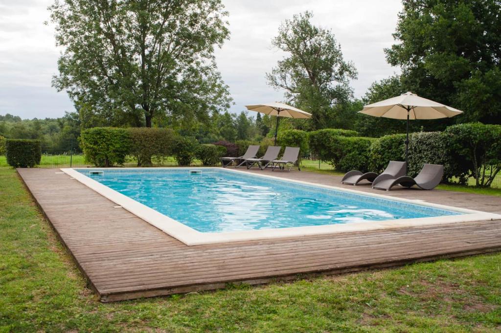 Domaine privé pour 28 personnes avec piscine chauffée, Eygurande-et ...