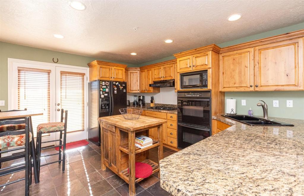 MH 911 | Luxurious Mountain Retreat Near Snowbasin, Wolf Lodge ...