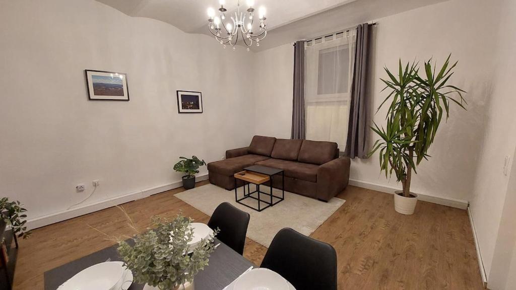 Modern old building apartment centrally located in Wels, Wels (prețuri ...