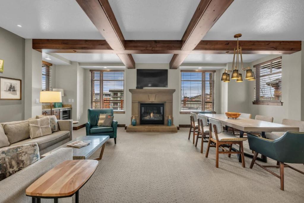 Sunrise Gondola Retreat Ski In Ski Out, Park West Ski Area Heliport ...