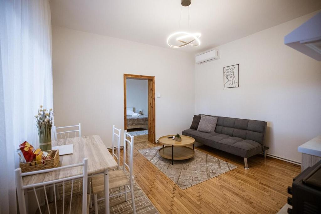 Modern Residence with Courtyard, Flórina (tarifs actualisés, 2026)