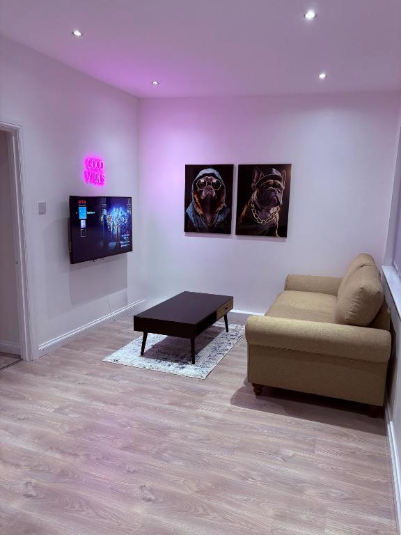 Stylish 2 Bedroom Apartment in Liverpool - Gateacre Village - Free ...