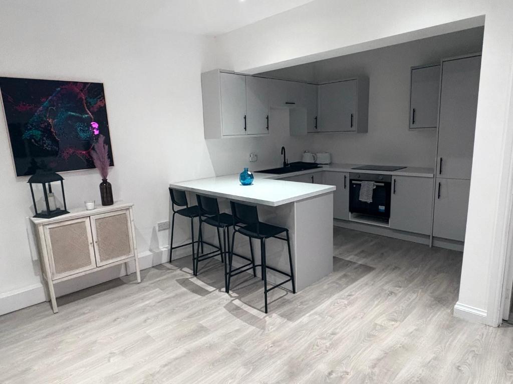 Stylish 2 Bedroom Apartment in Liverpool - Gateacre Village - Free ...