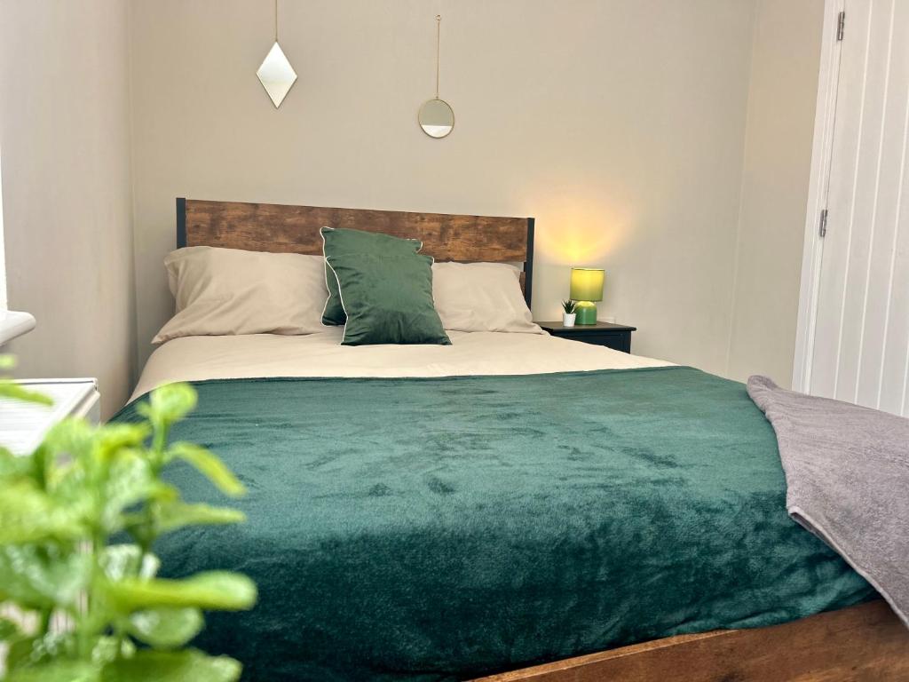 B5 Professional En-Suite Room Contractor & NHS Stays Gillingham ...