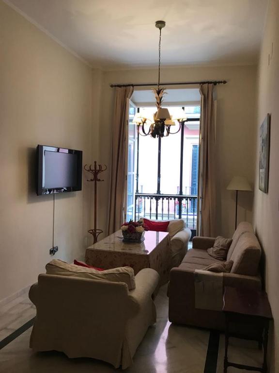 nice apartment on Calle Cuna, 2 balconies, Sevilla (precios ...