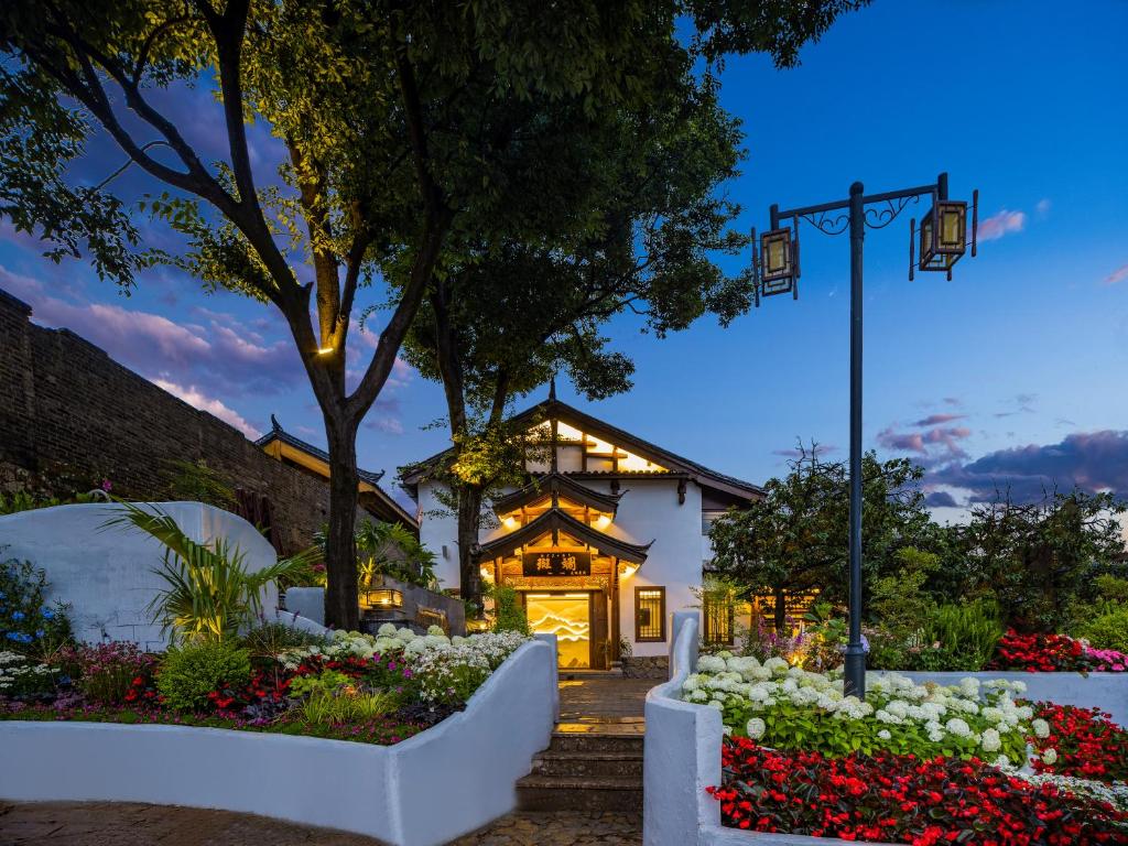 The Panorama Designer Villa & Cafe-Naxi Style Courtyard-Featuring ...