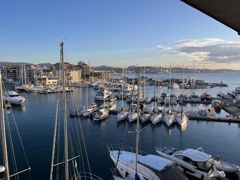 CAP HERMES, 4eme etage, vue exceptionnelle sur le port, Fréjus (preços ...