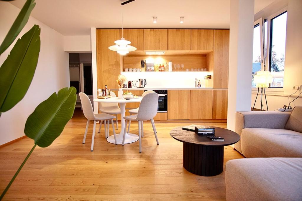 2,5 Zi Design Apt near Porsche Museum with Beamer, Netflix, PS5 ...