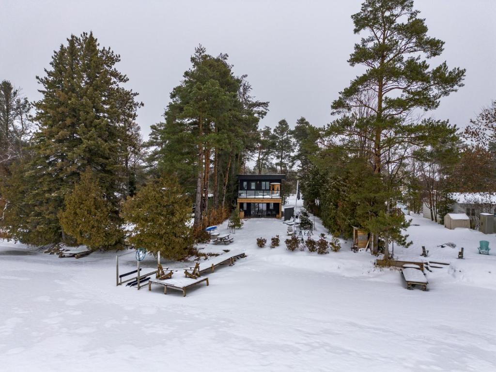 Luxury Lakefront with Sauna & EV, Washago (updated prices 2026)