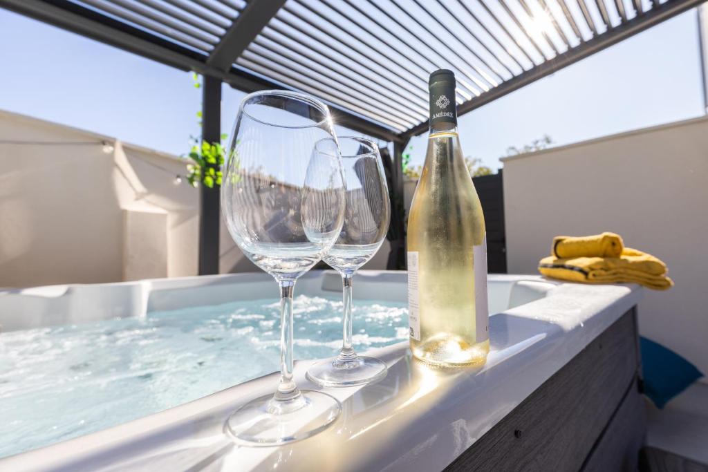 Bella Vita Outdoor Jacuzzi, ל'איל-סור-לה-סורג (מחירים מעודכנים לשנת 2026)
