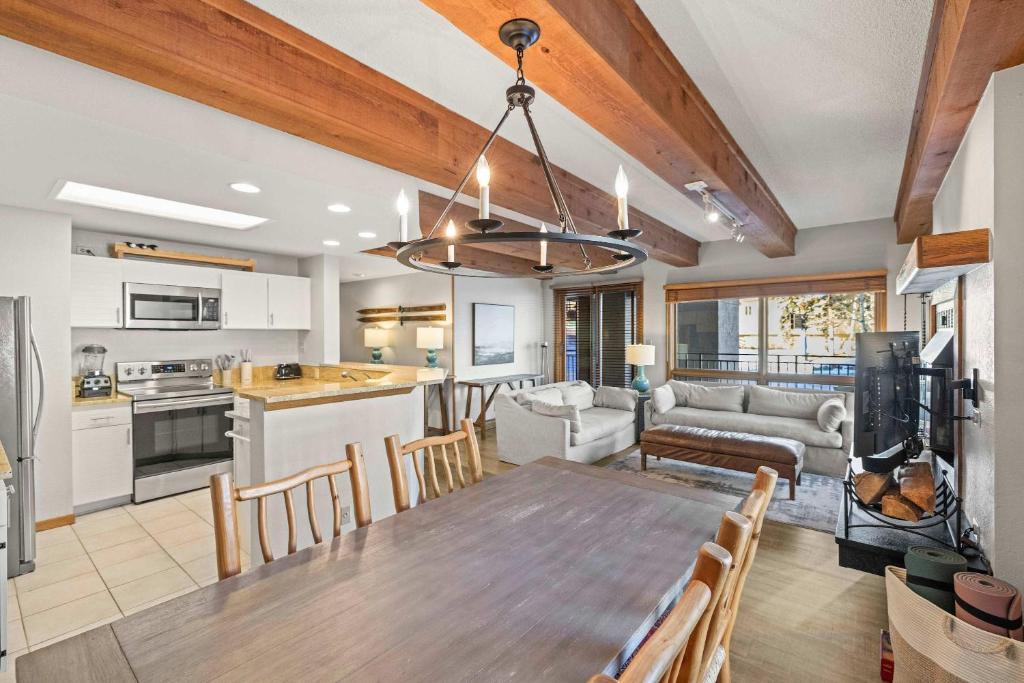 Modern Comfort at the Plaza 2 Bed with a View, Mount Crested Butte ...