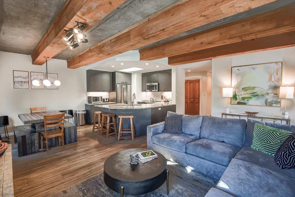 Modern Cozy at the Plaza 2 Bed With a View, Mount Crested Butte ...