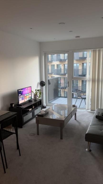 Beautiful one bedroom full flat with balcony, Kew Bridge (aktualisierte ...