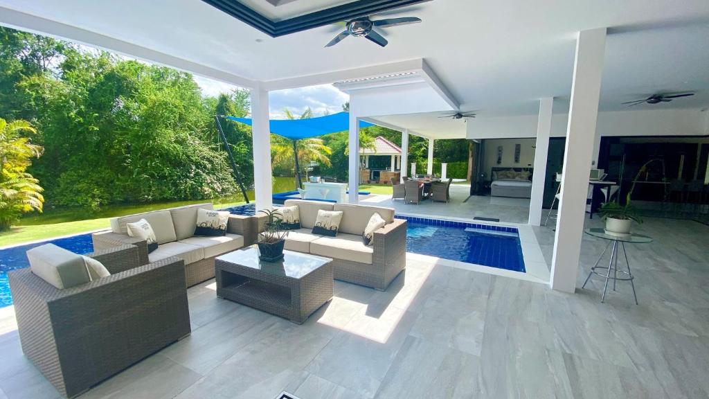 An Exceptional Luxury Villa Offering amazing lake view and refined ...
