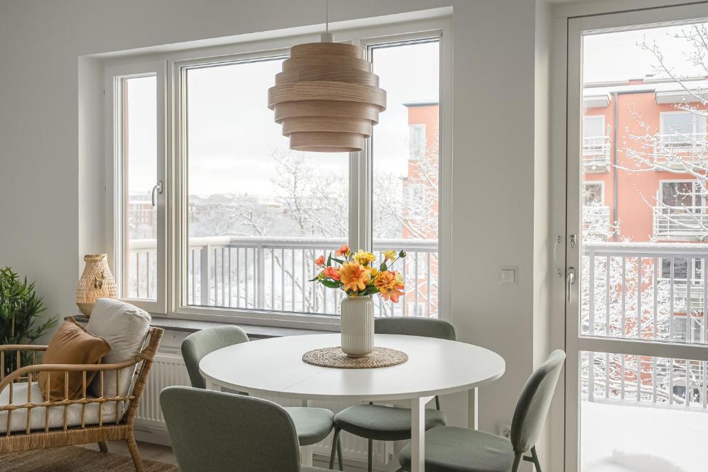 Fresh, Modern Living in a Beautiful Solna Area, Solna (tarifs ...