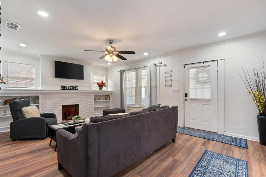 Mara Retreat with Fire Pit-Grill-Patio-Games-Jacuzzi, Birmingem ...