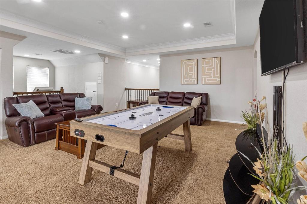 HTown Getaway Air Hockey Gym Yard BBQ Swing Set, Houston (precios ...