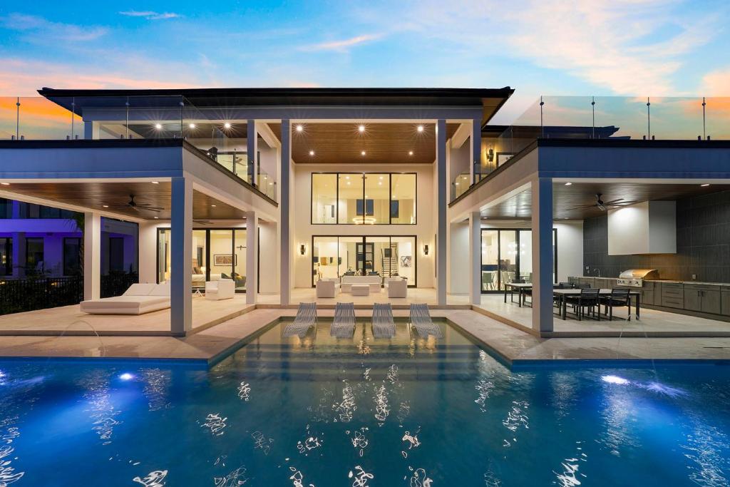 Le Maison Blanc - Bayfront Vacation Rental with Private Pool, Theater ...