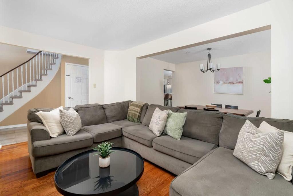 House with 5 Beds for Families in Great Location, Mississauga ...